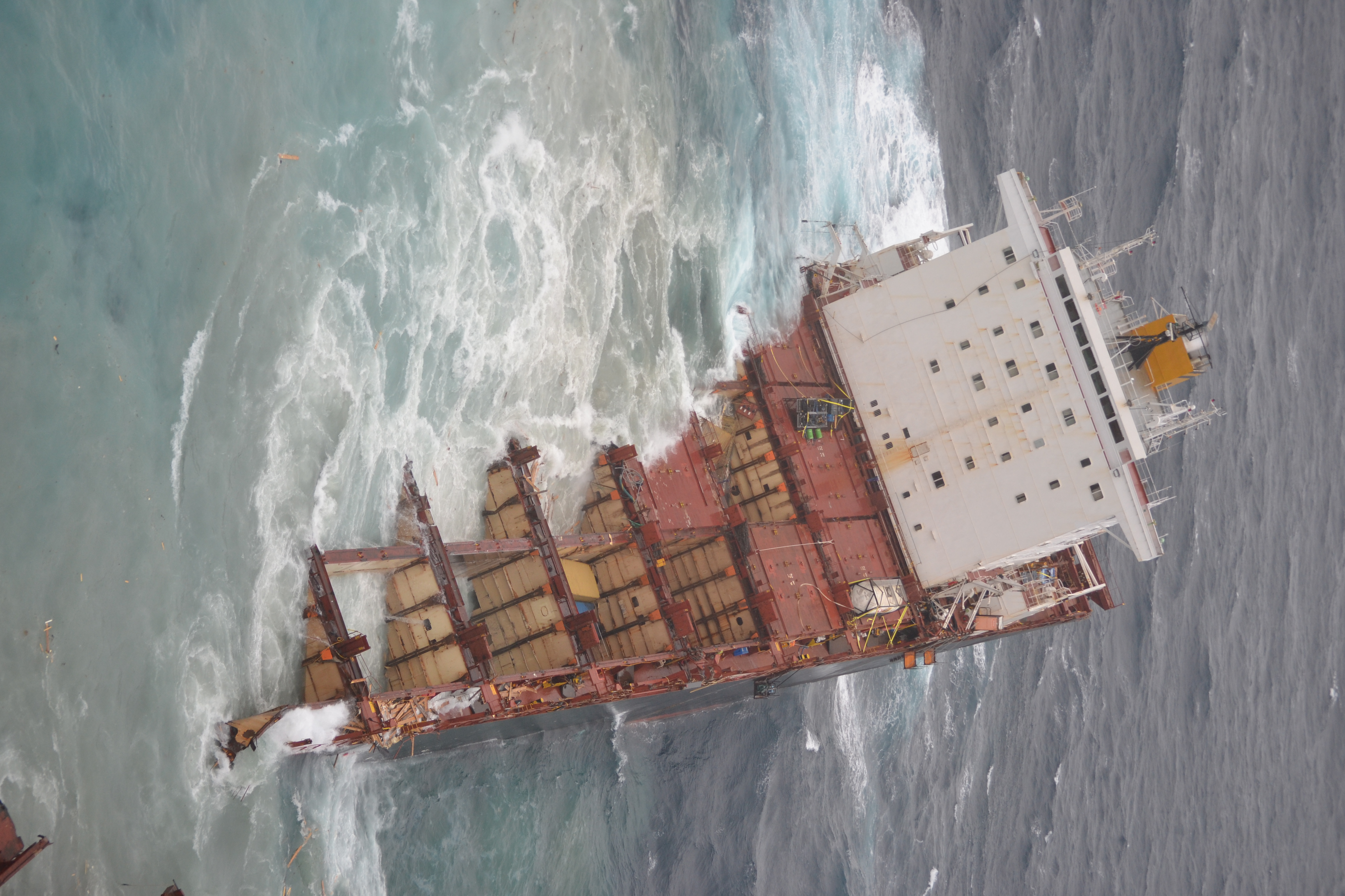 Cargo ship split in two : r/DestructionPorn